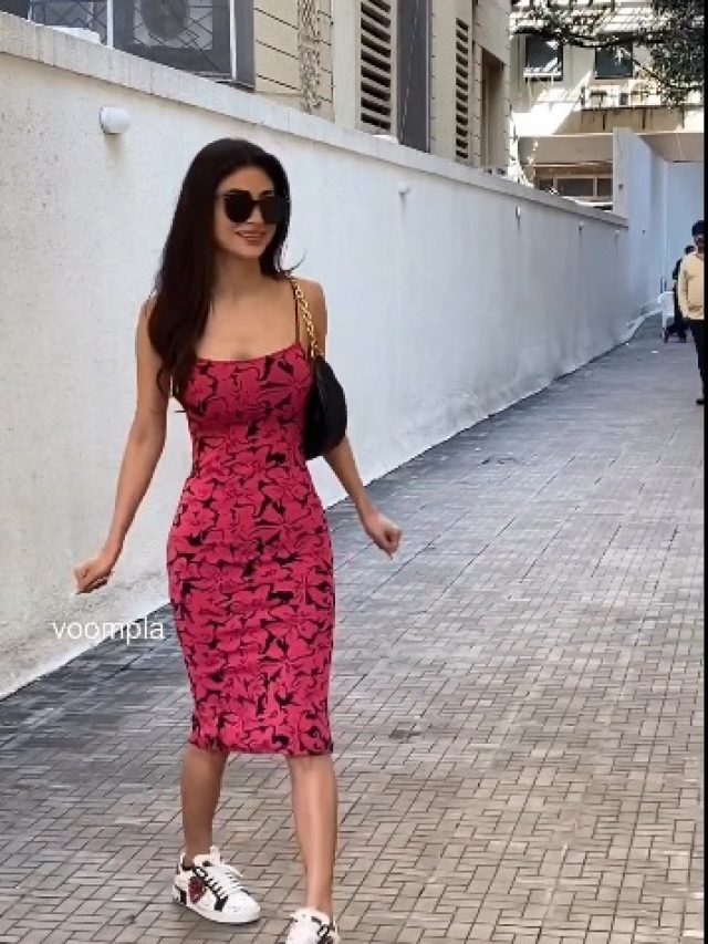 ਰੈੱਡ ਐਂਡ ਬਲੈਕ ਪ੍ਰਿੰਟਿਡ ਸ਼ਾਰਟ ਡਰੈੱਸ 'ਚ Mouni Roy ਨੇ ਲਗਾਇਆ ਹੌਟਨੈੱਸ ਦਾ ...